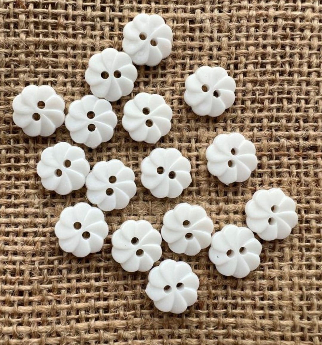 8 X White Flower Buttons, 14mm Buttons, Shirt Buttons, Craft Buttons - Etsy