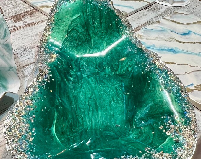 Handmade Emerald Green Shell and Diamonte Edged Sculpture Table ...