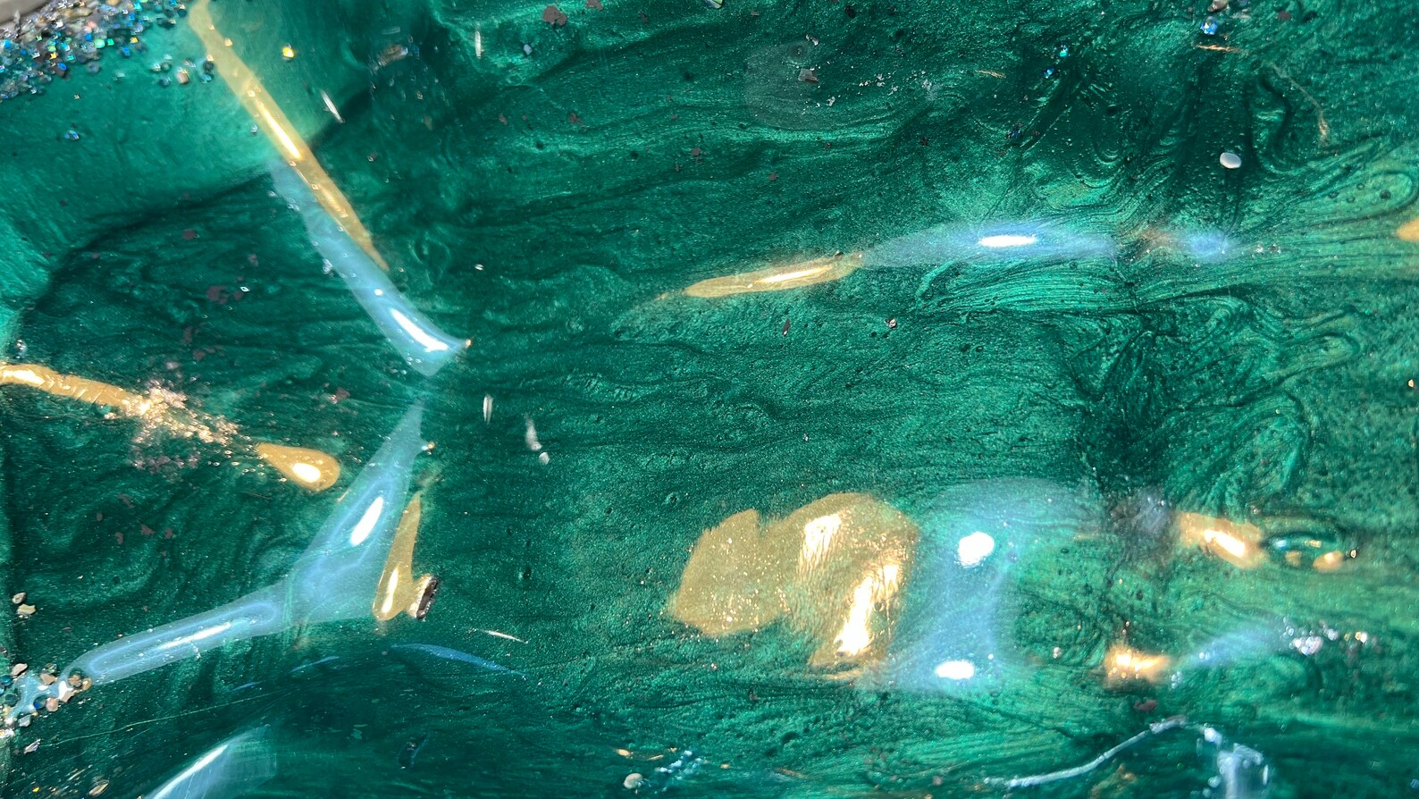 Handmade Emerald Green Shell and Diamonte Edged Sculpture Table ...