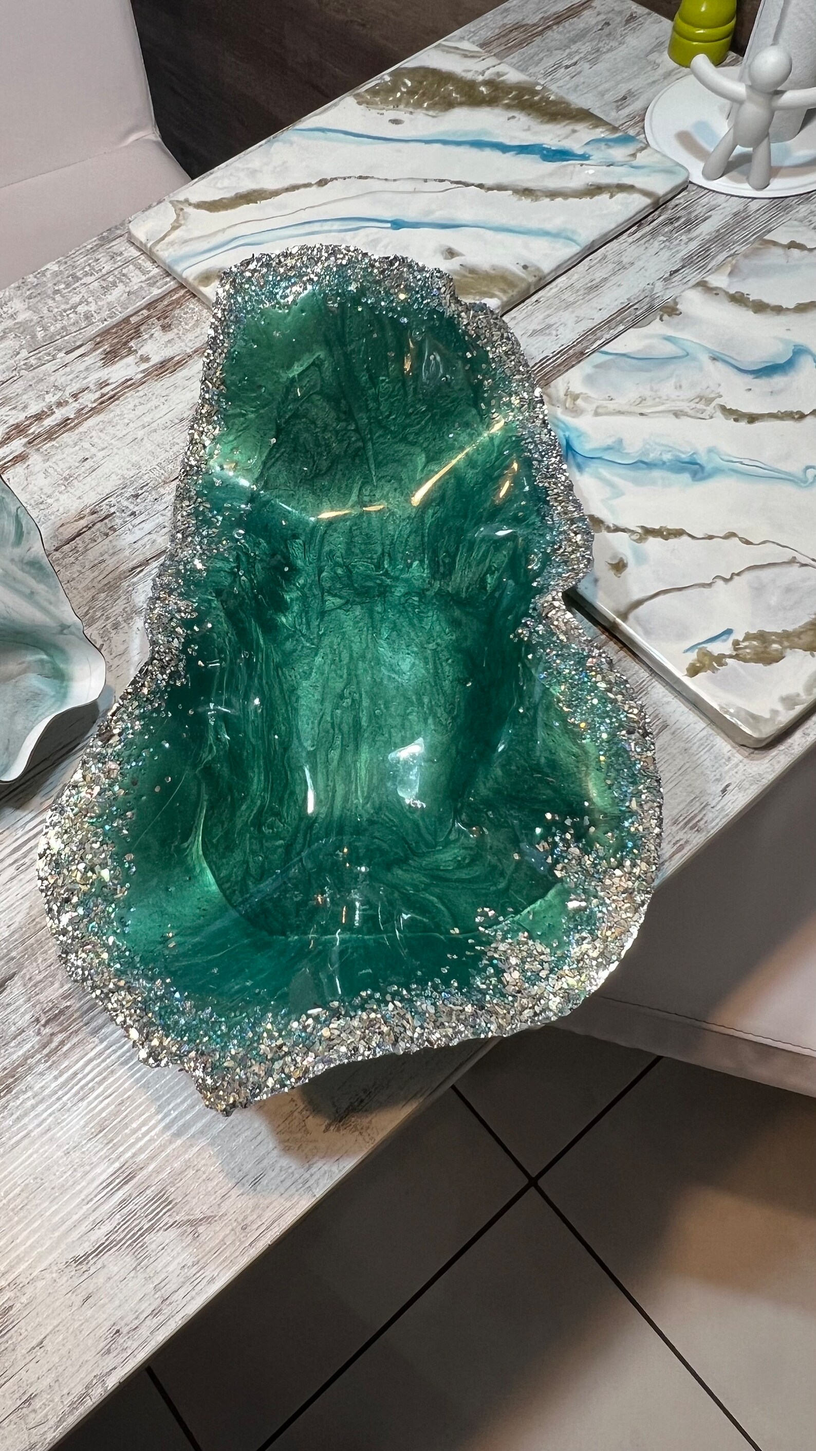Handmade Emerald Green Shell and Diamonte Edged Sculpture Table ...