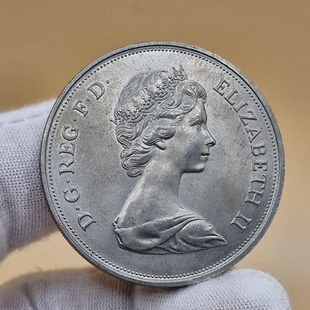 1972 Elizabeth II and Philip Silver Wedding Commemorative Crown Coin ...