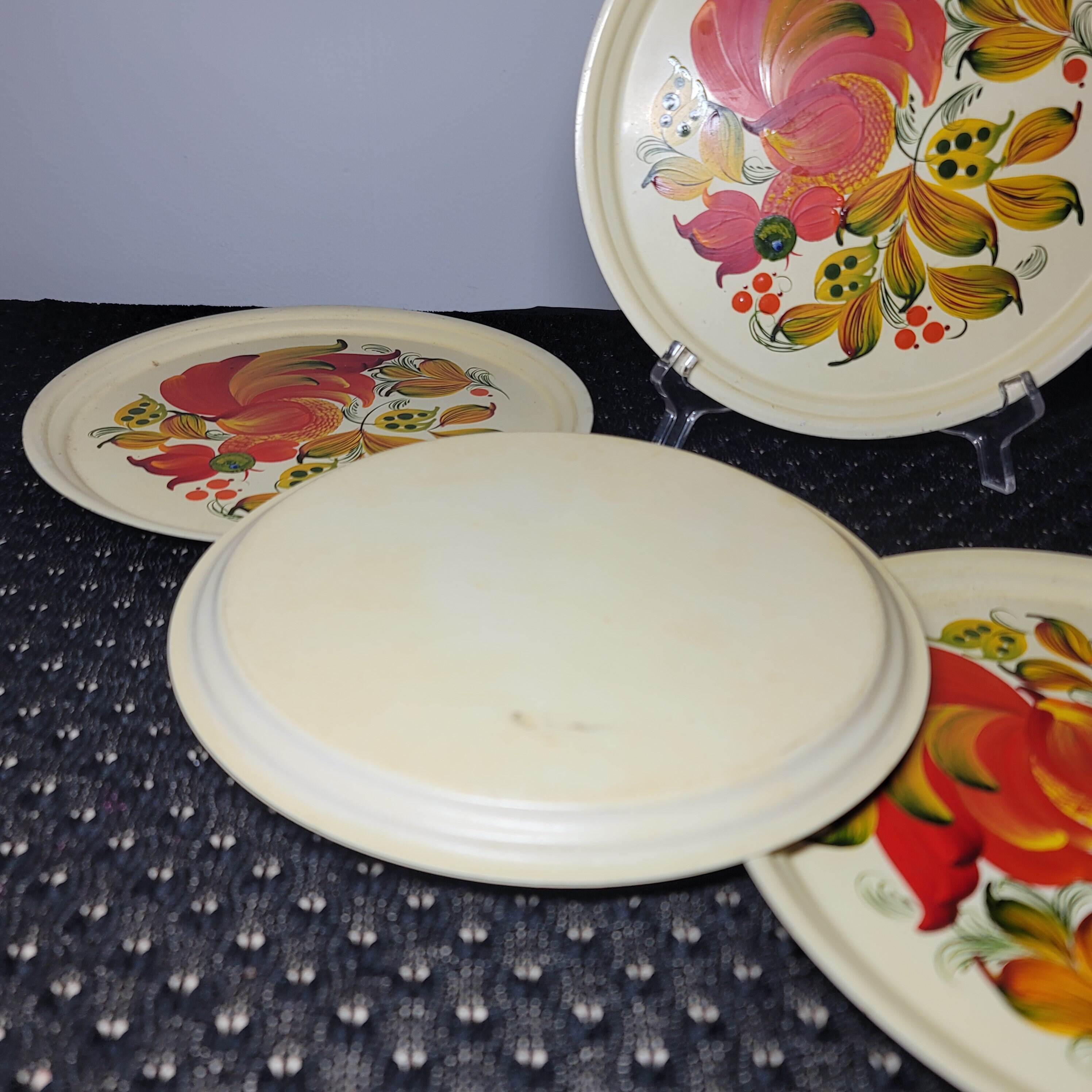 Collectible Plates Set of 4 Mid century country hand painted metal 7 1/ ...
