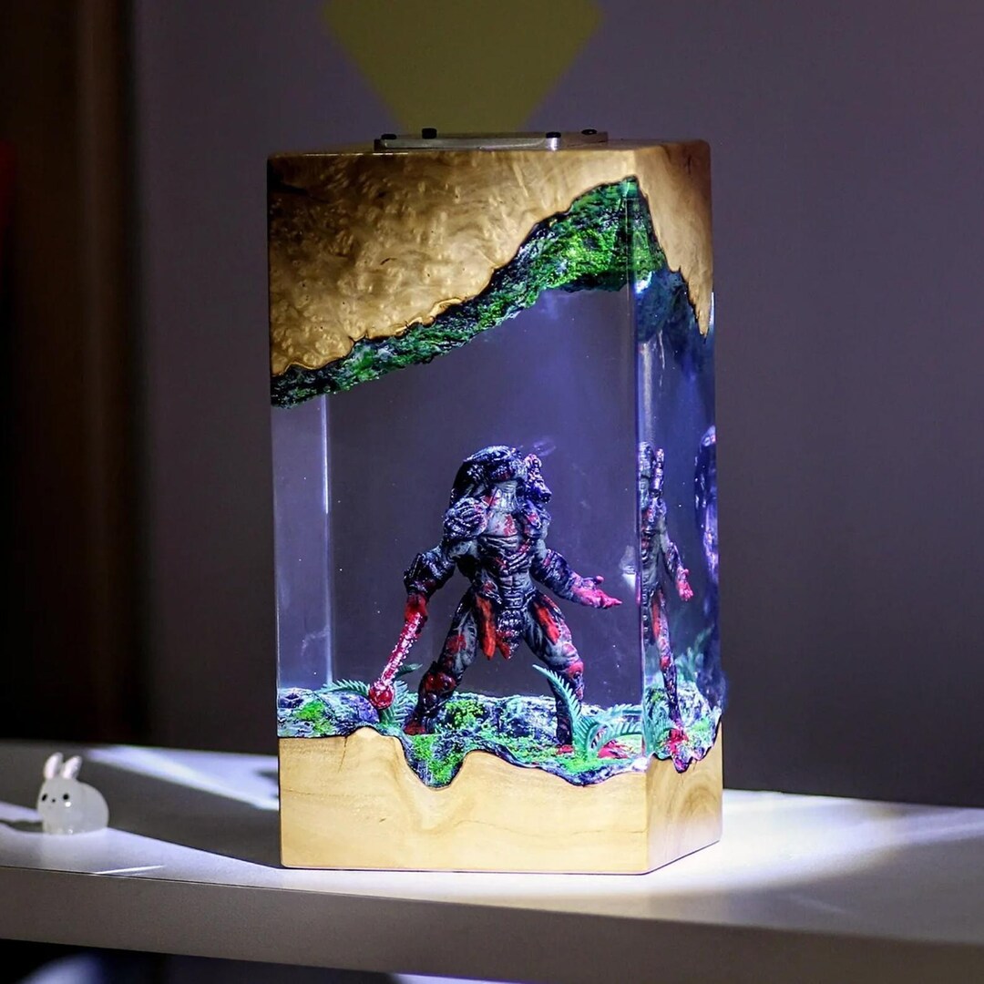 Predator Resin Lamp – Alien Vs. Predator Diorama Light – Handmade LED ...