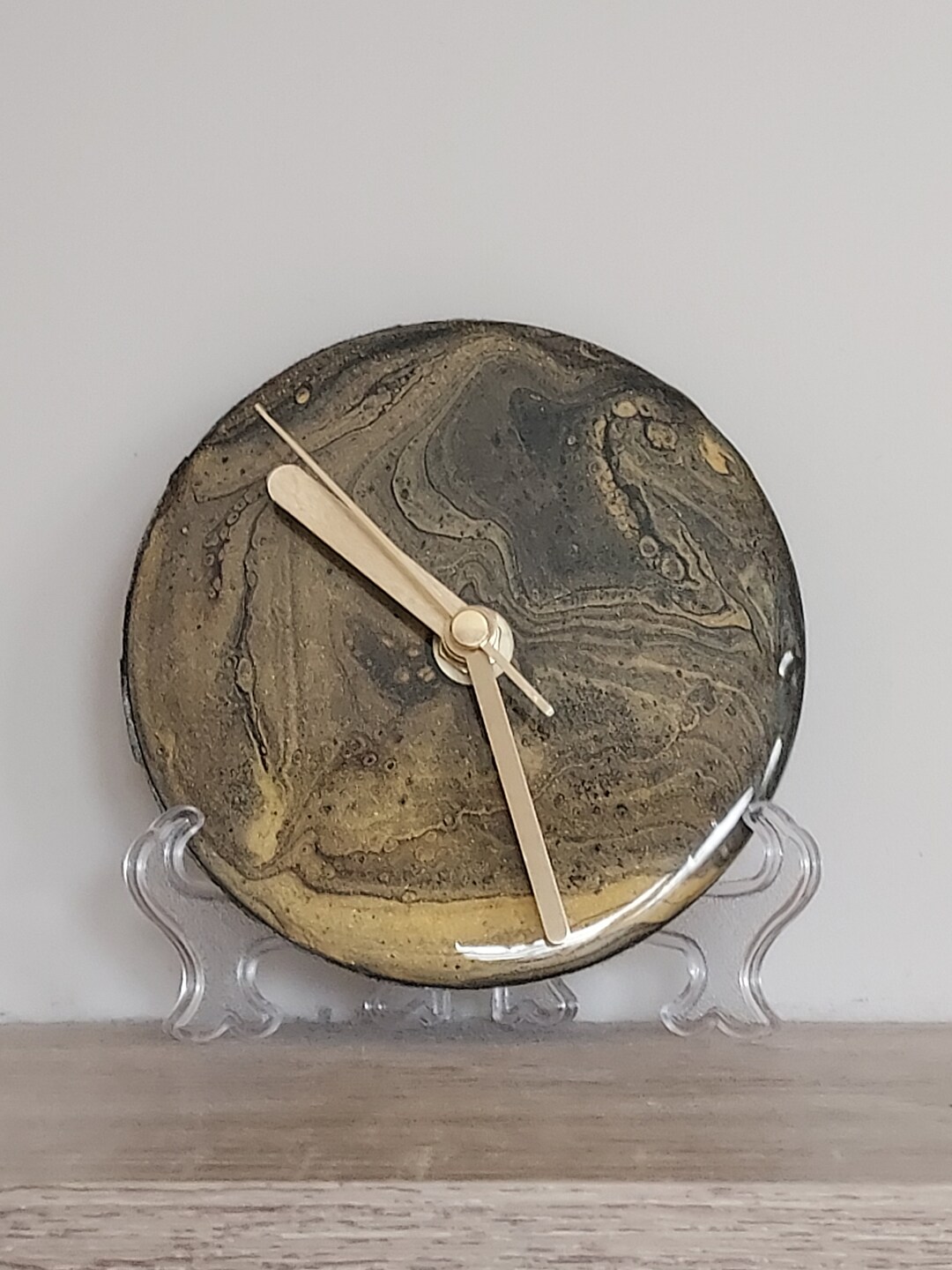 Small Round Freestanding Clock, Modern Fluid Acrylic Pour Clock for ...