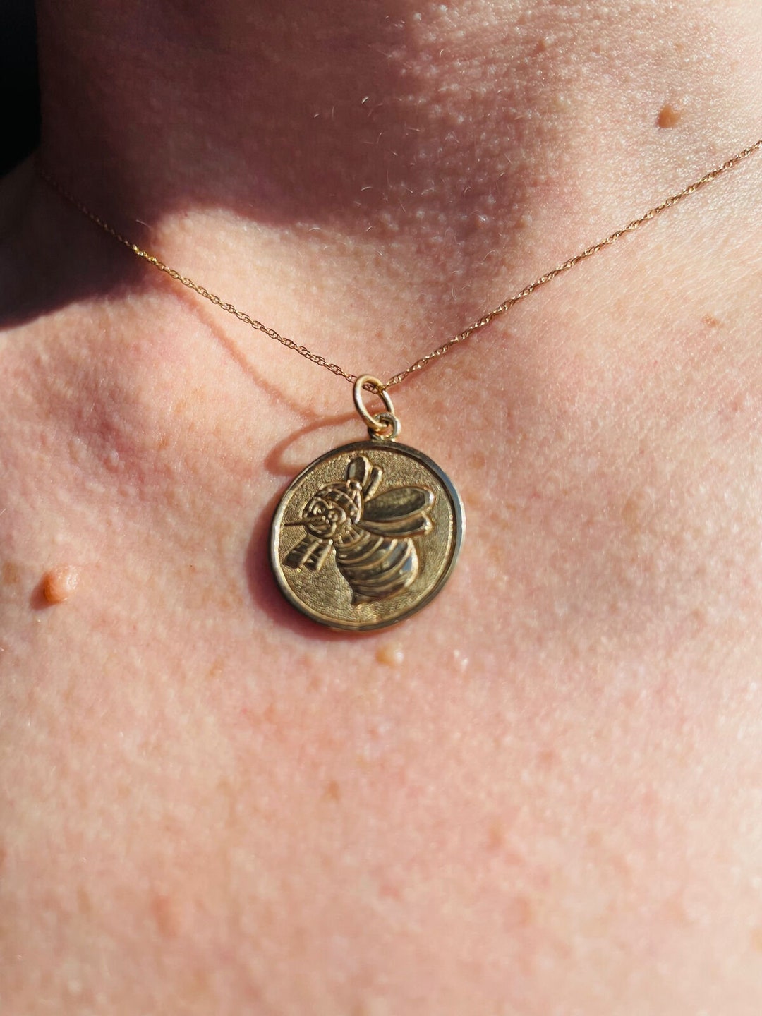 Vintage 9ct Gold Bee Disc Pendant - Etsy