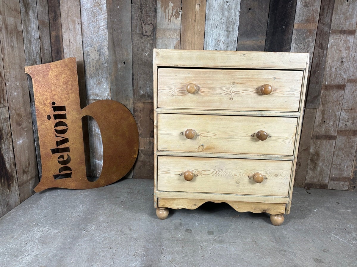 Small pine drawers store