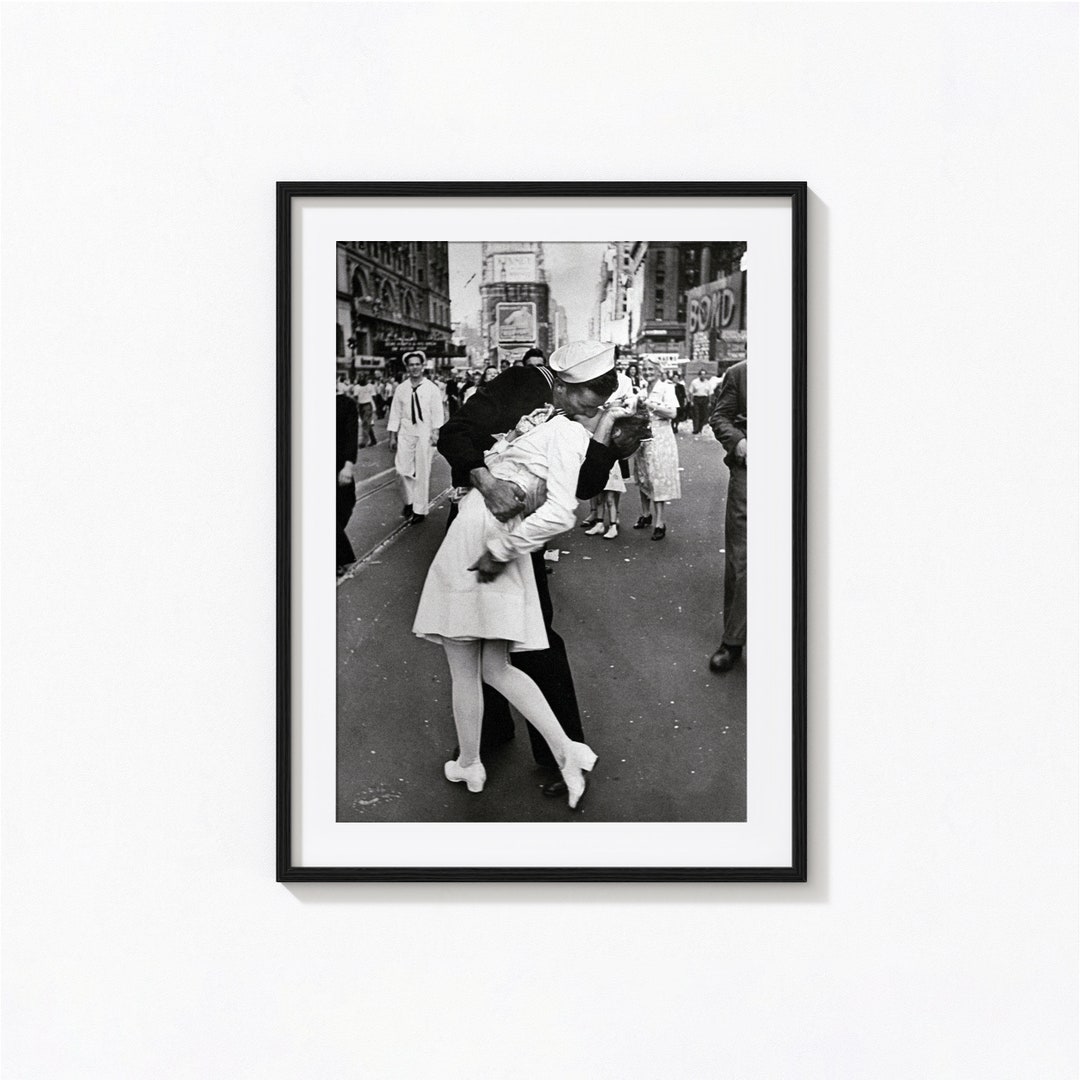 V-J Day in Times Square Print, V-J Day Kissing Black and White Wall Art ...