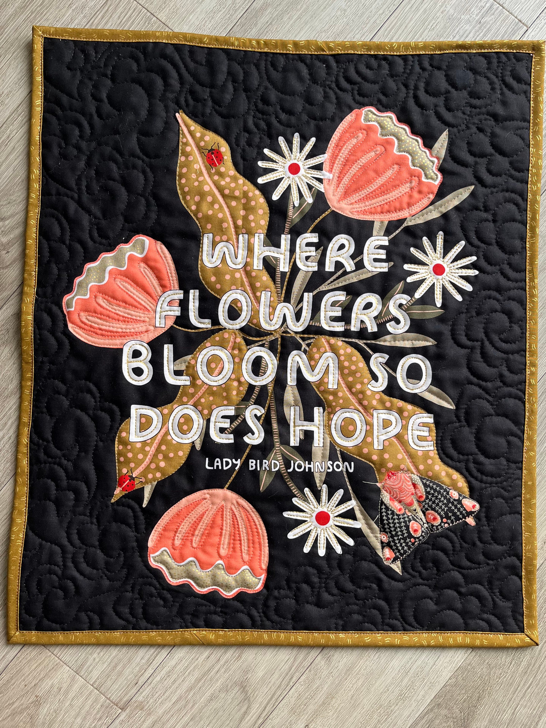 Gingiber Design Quilted Wallhanging - Etsy