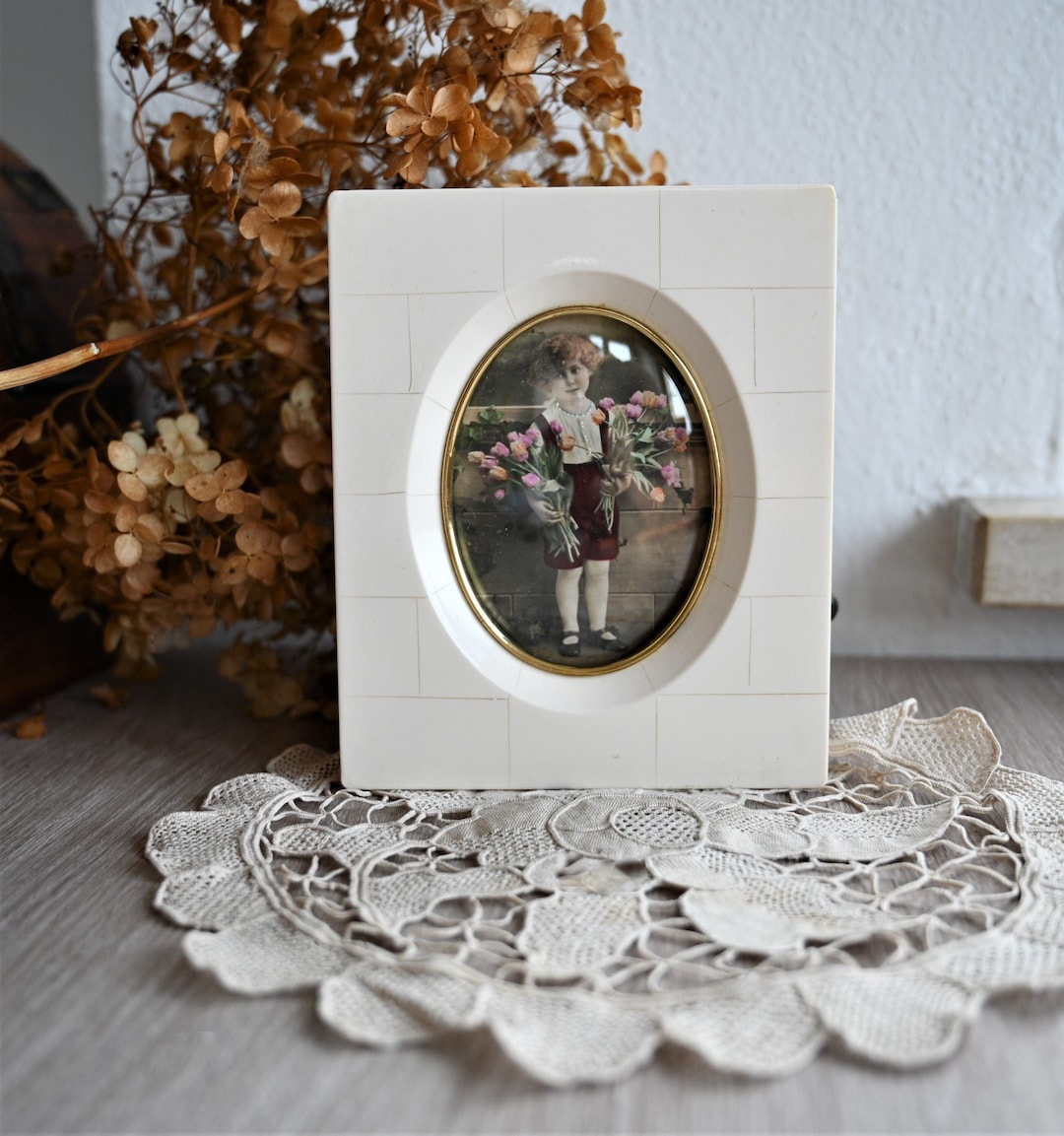Small White Wall Photo Frame - Convex Glass Frame for Oval Picture ...