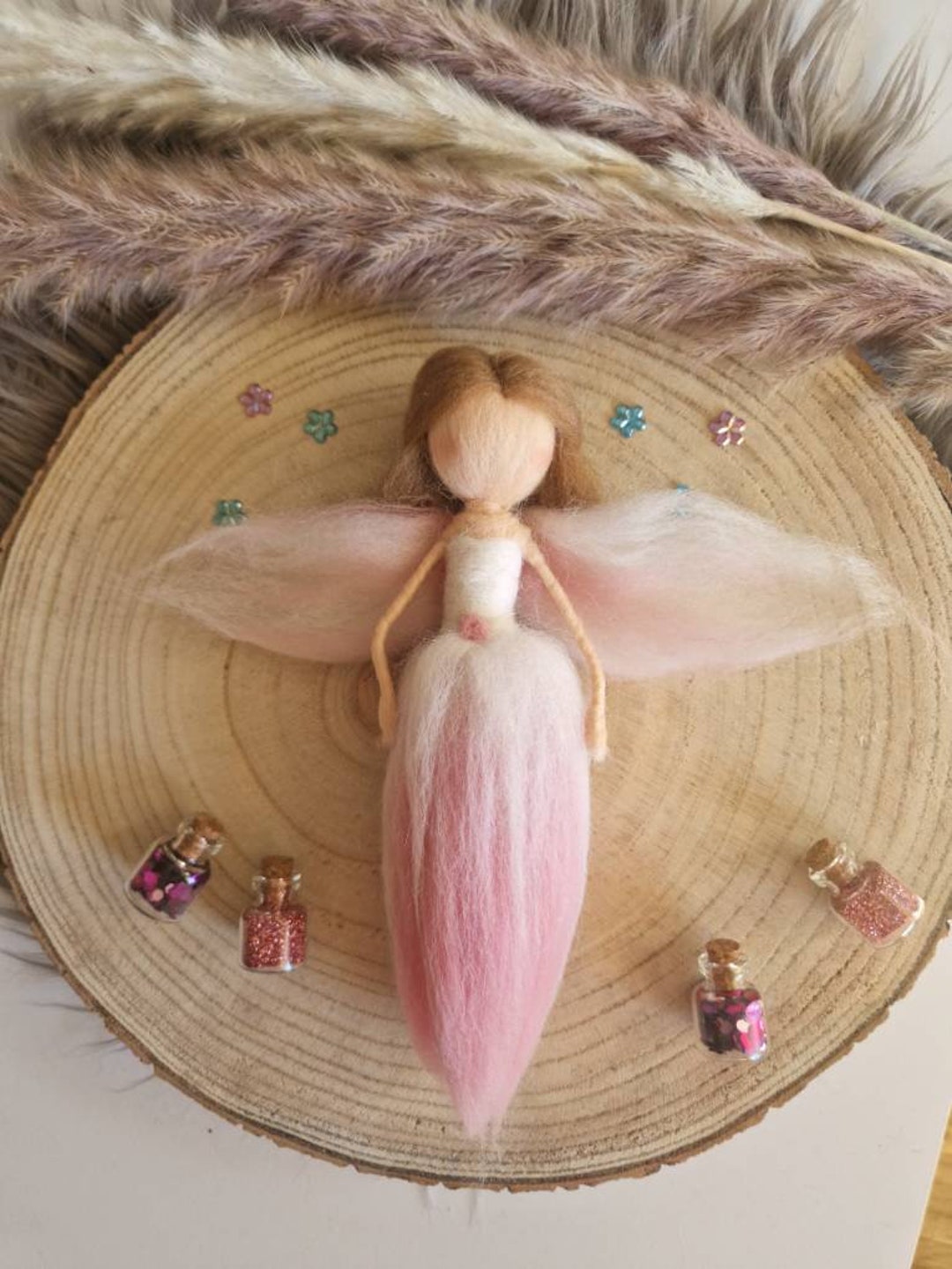 Fée, elfe, feutré à la main en laine mérinos, porte-bonheur, fleurs ...