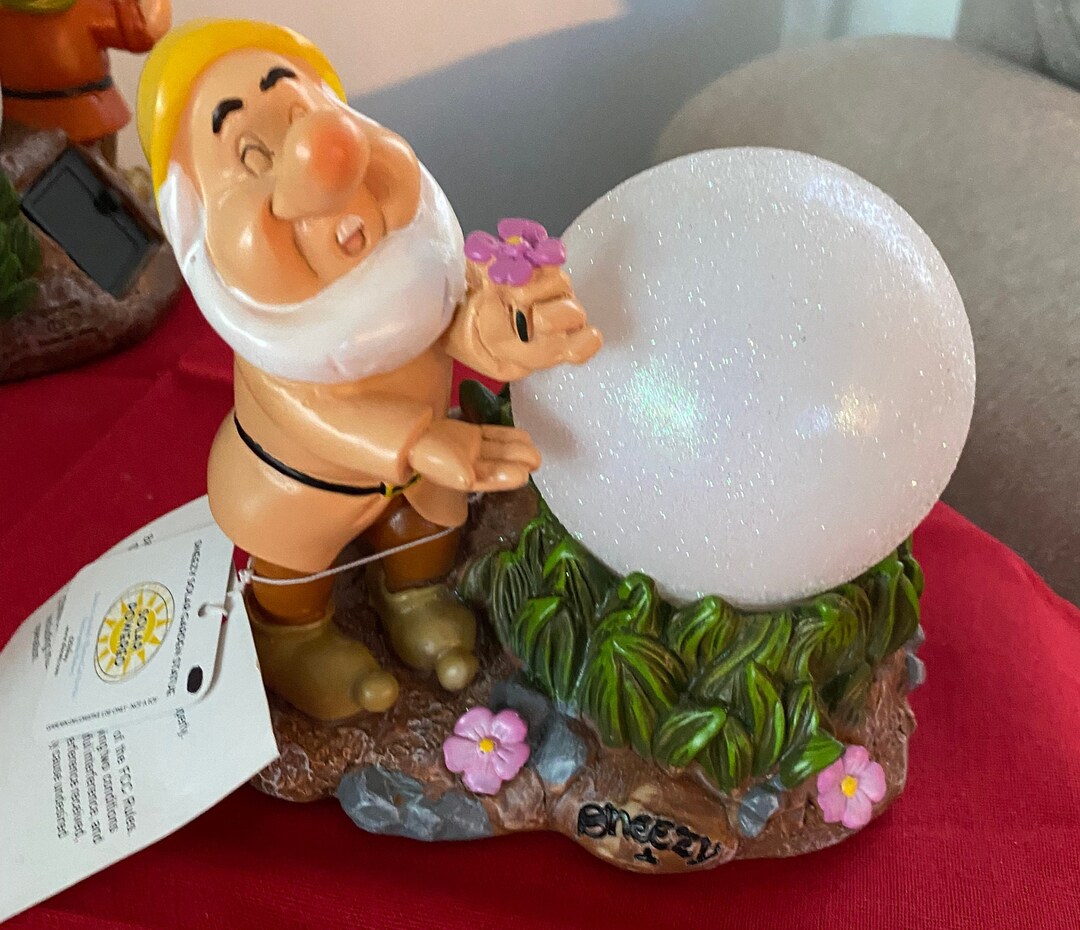 DISNEY Snow White and Seven Dwarfs Solar Light Figures Snezzy & Grumpy ...