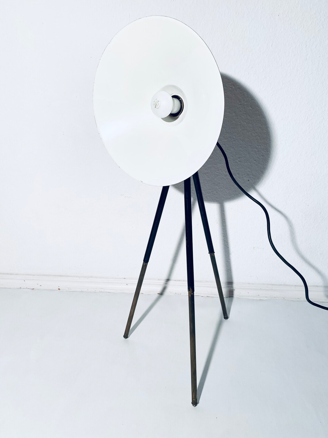 Extravagant Vintage Camera Tripod Floor Lamp / Industrial Decor - Etsy