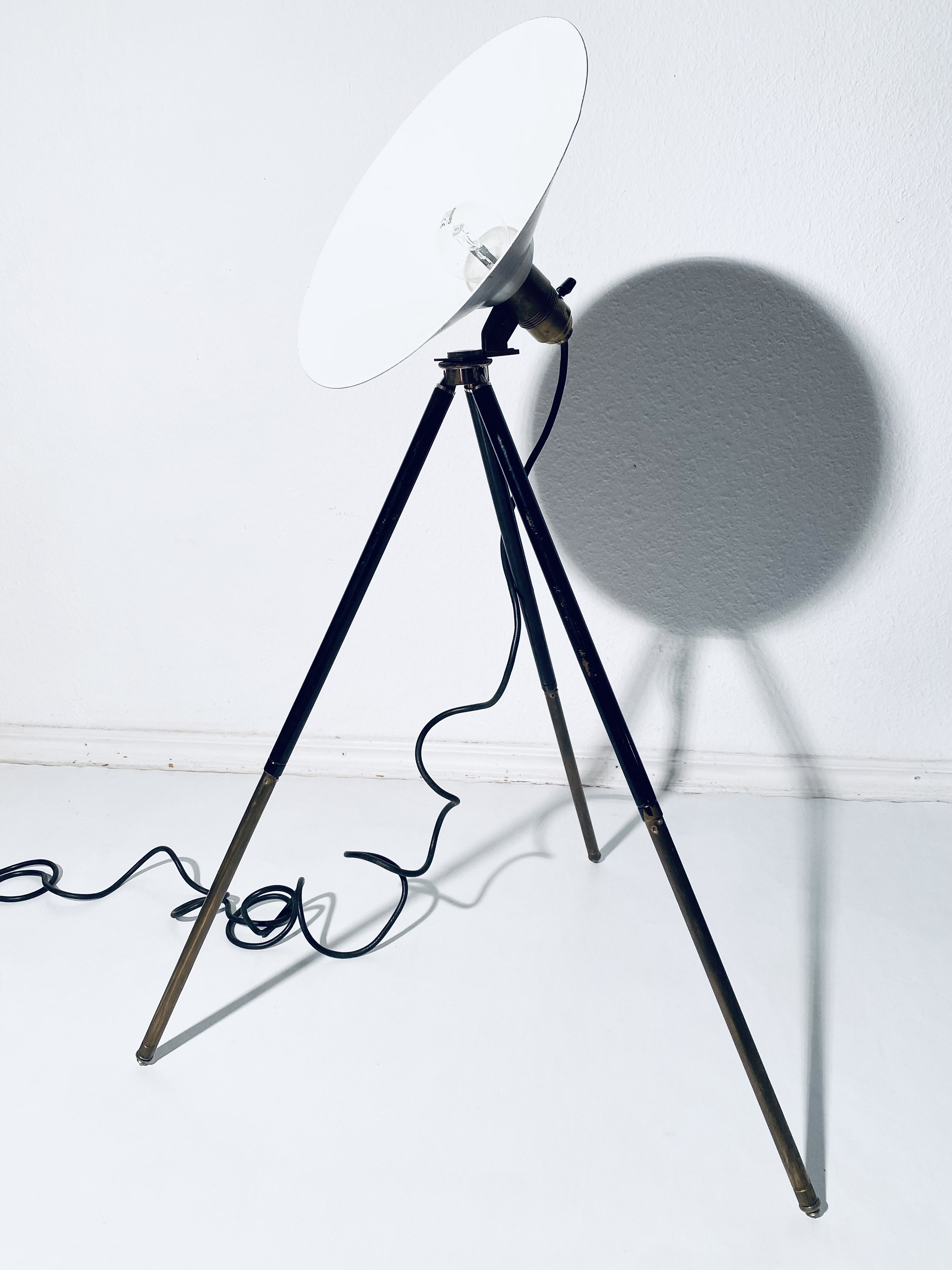 Extravagant Vintage Camera Tripod Floor Lamp / Industrial Decor - Etsy