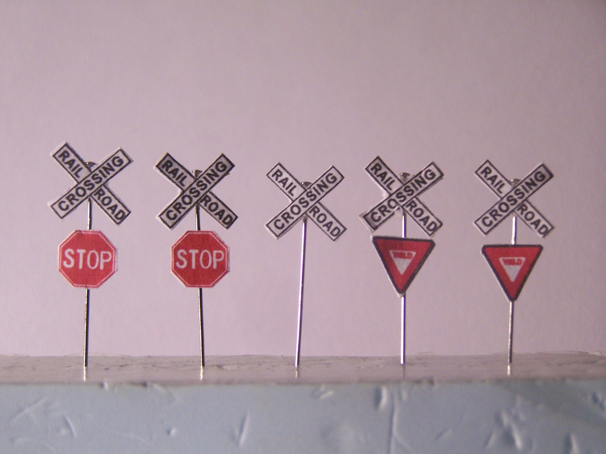 Model Train Street Signs 5 Crossbuck/ Signs N Scale for Layout Details ...