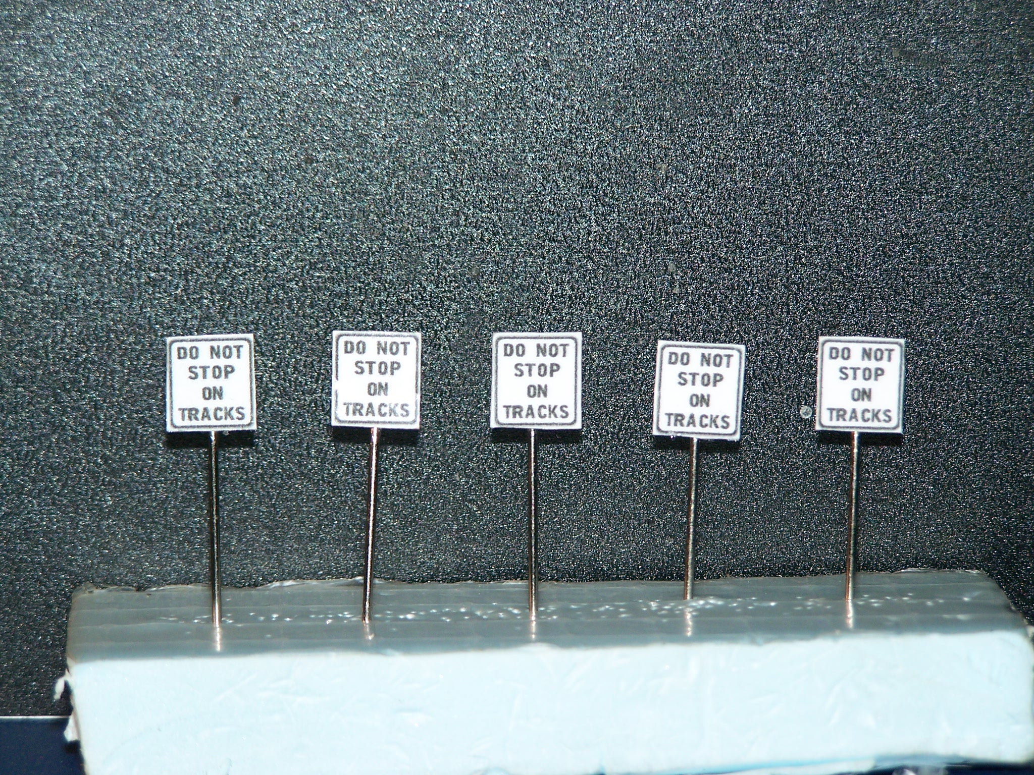 Model Train 5 "do Not Stop on Tracks" Signs HO Scale for Layout Details ...