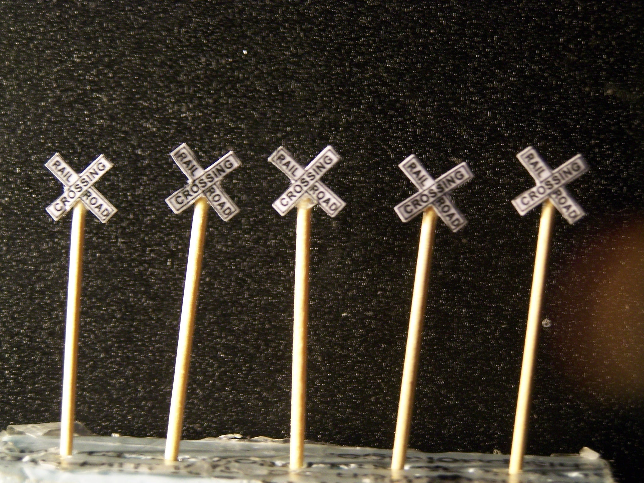 Model Train Street Signs 5 Crossbuck Signs HO Scale for Layout Details ...