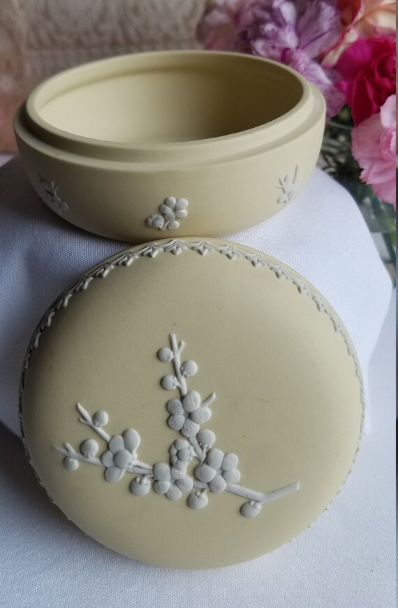 Wedgewood Primrose Cream Jasperware Round Prunus Powd… - Gem