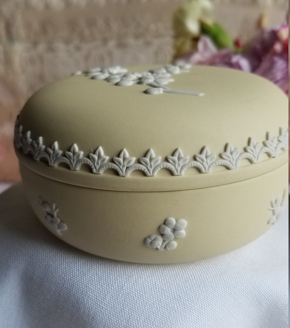 Wedgewood Primrose Cream Jasperware Round Prunus Powd… - Gem