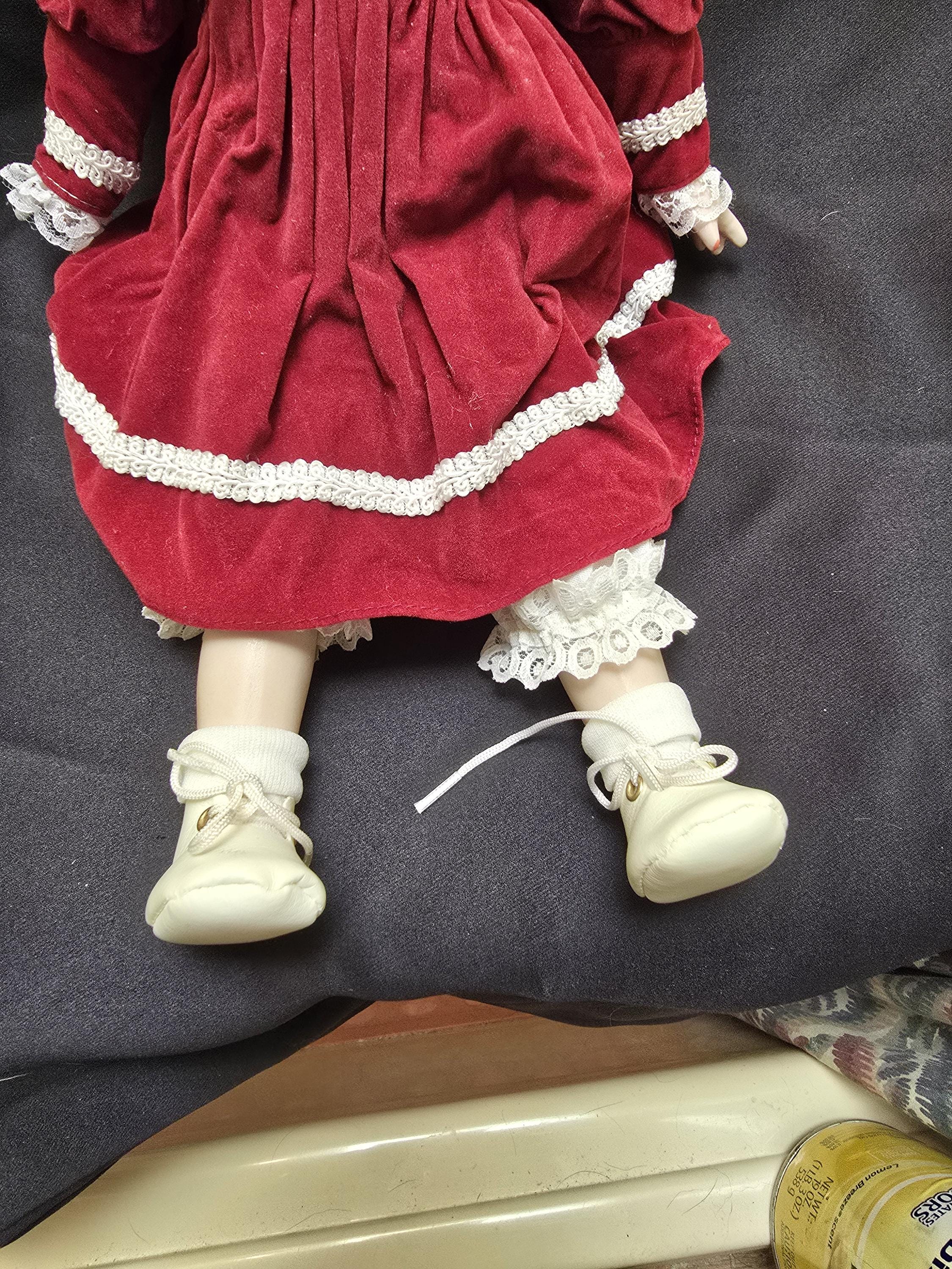 Meet "winter Wonderland" A 16 Inch MUSICAL PORCELAIN DOLL Heritage ...
