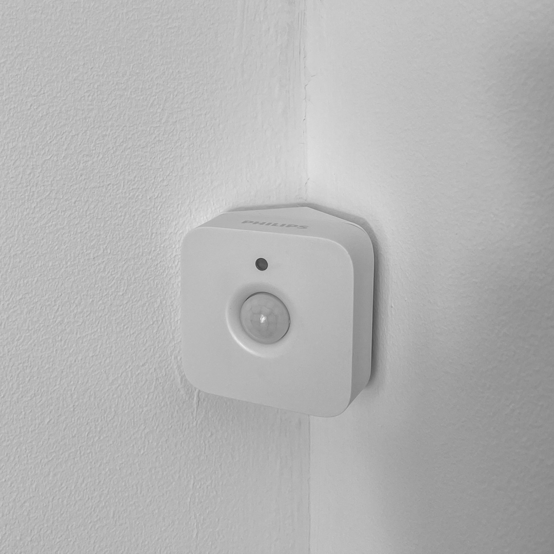 Huedapter - Philips Hue Motion Sensor Adapter - Angled Mounting Bracket ...
