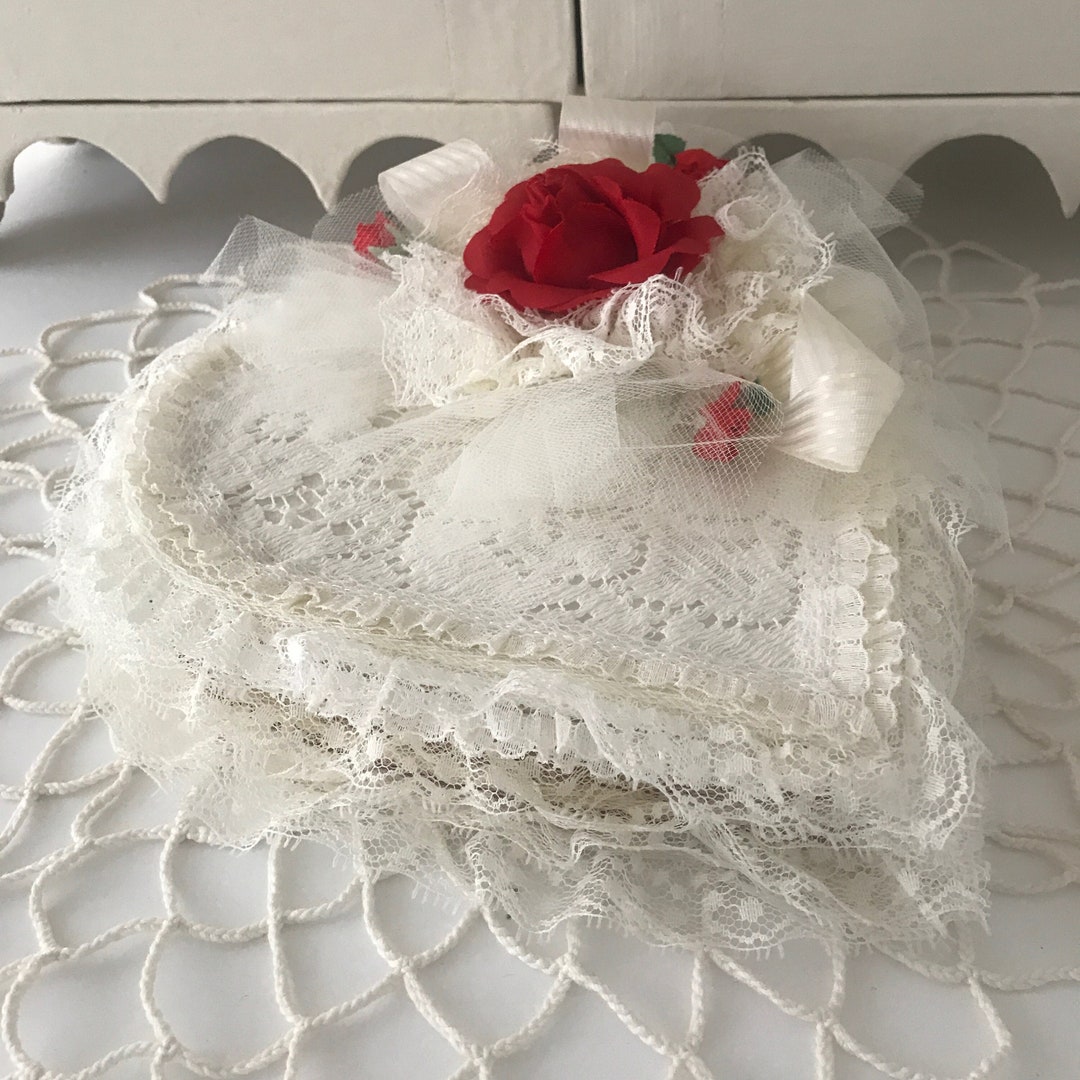 VALENTINES Vintage Day 9" Frilly Lacy RED ROSES Heart Shaped Chocolates ...