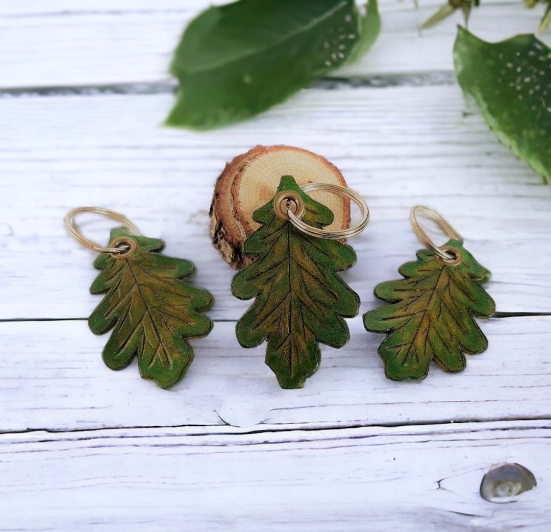 Evergreen Elegance: Oak Leaf Leather Keyring - Stylish and Durable ...