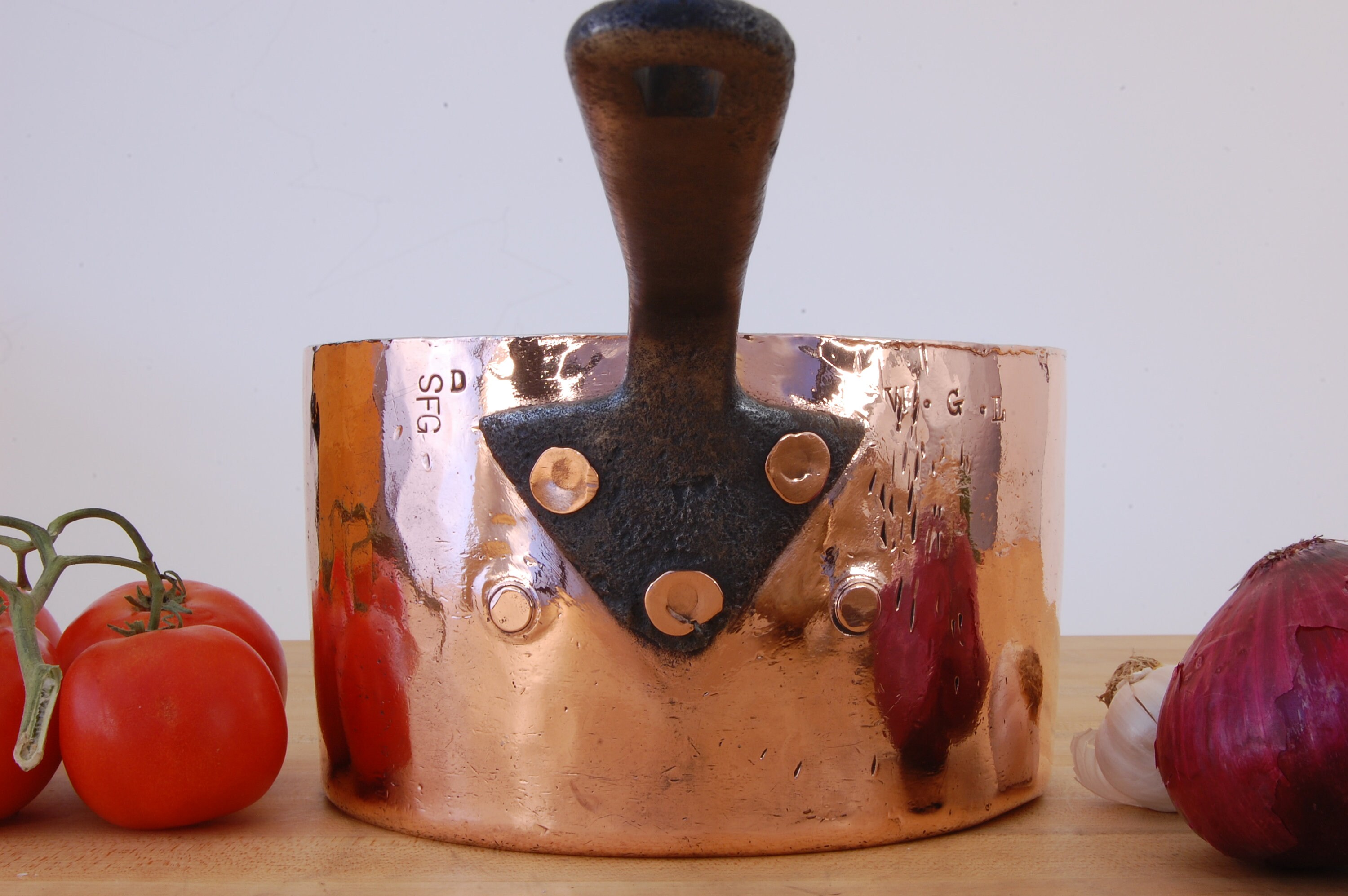 New Tin. 6lb 5oz Hand Hammered 8 Saucepan. Gorgeous pan. This vintage ...