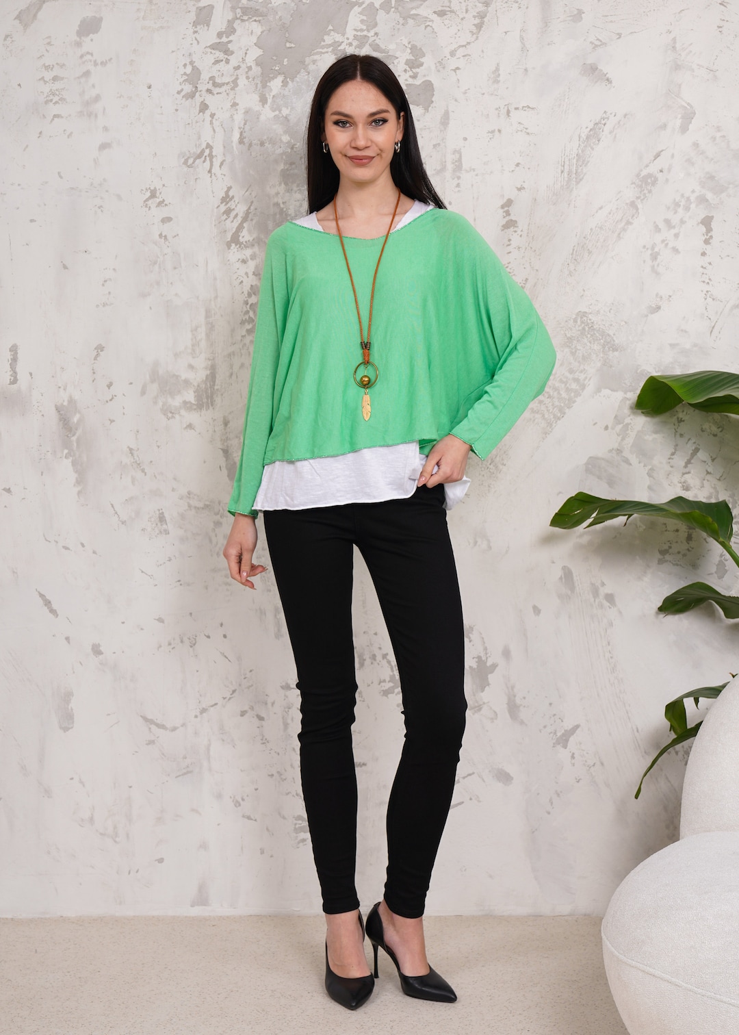 Camicetta oversize a strati con maniche lunghe e collana in verde ...
