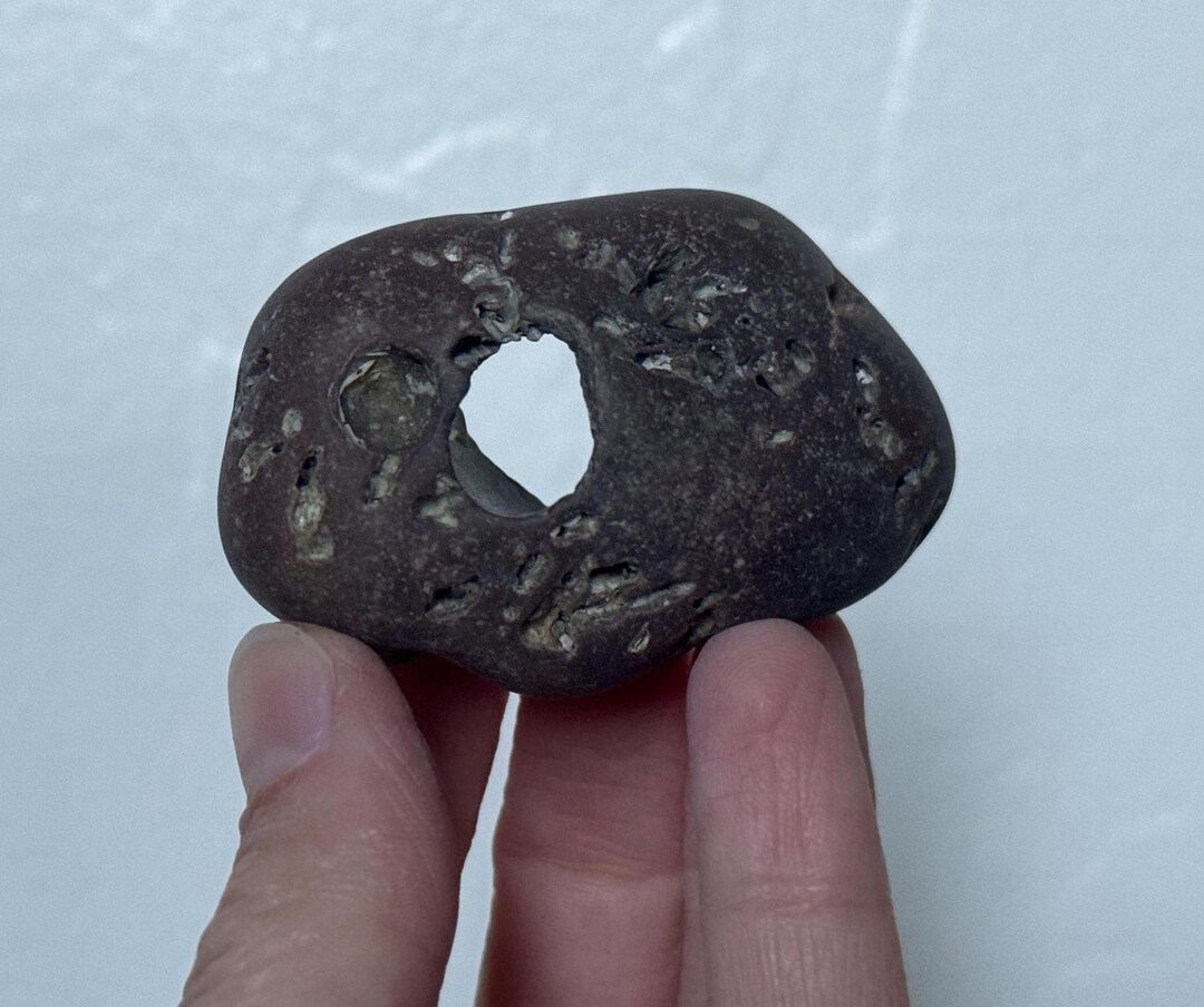 2oz Genuine HOLEY HAG STONE Indent Hole Rock Ocean Beach Pebble Faerie ...