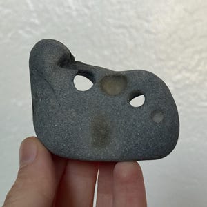 1 Oz Genuine HOLEY HAG STONE Indent Hole Rock Ocean Beach Pebble Faerie ...