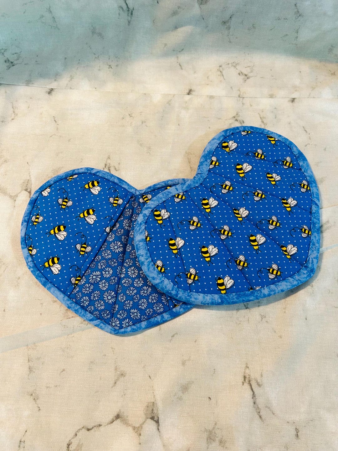 Bees Buzzing Around Heart Potholders. Set of 2. - Etsy