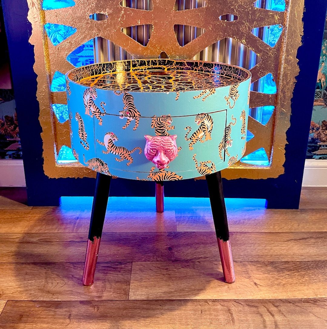 Light Blue and Orange Circular Tiger Table With Pink Handle . Ideal for ...
