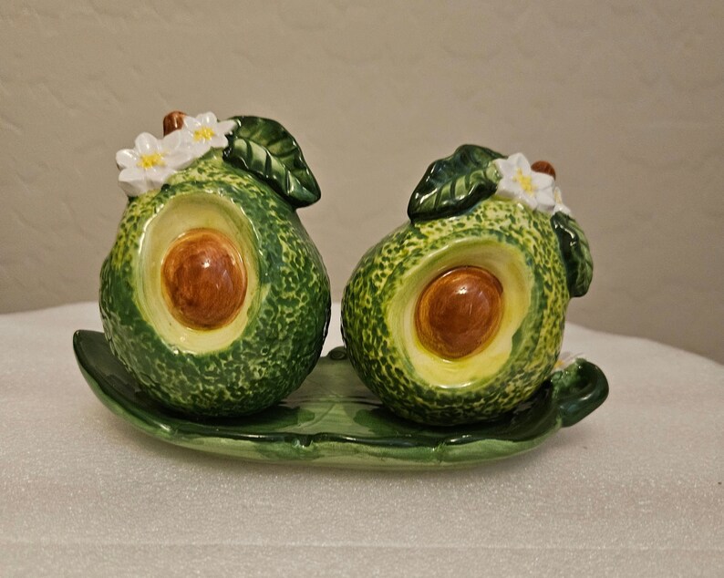 Avacado Corner Ruby CR Tropical Fruit Collection Salt and Pepper Shaker ...
