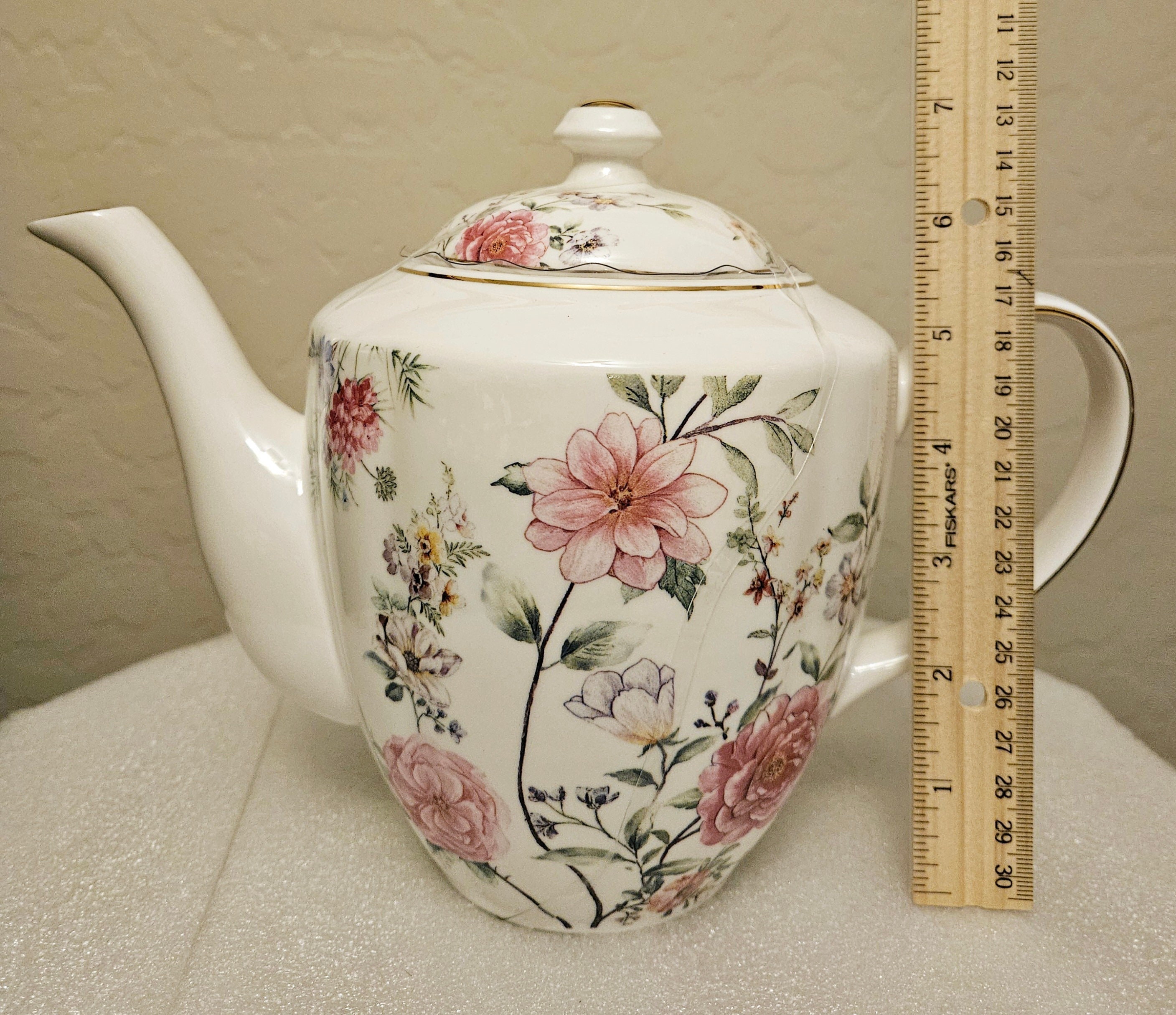 Grace Teaware Very Pretty Pink Flowers With Gold Trim and Scalloped ...
