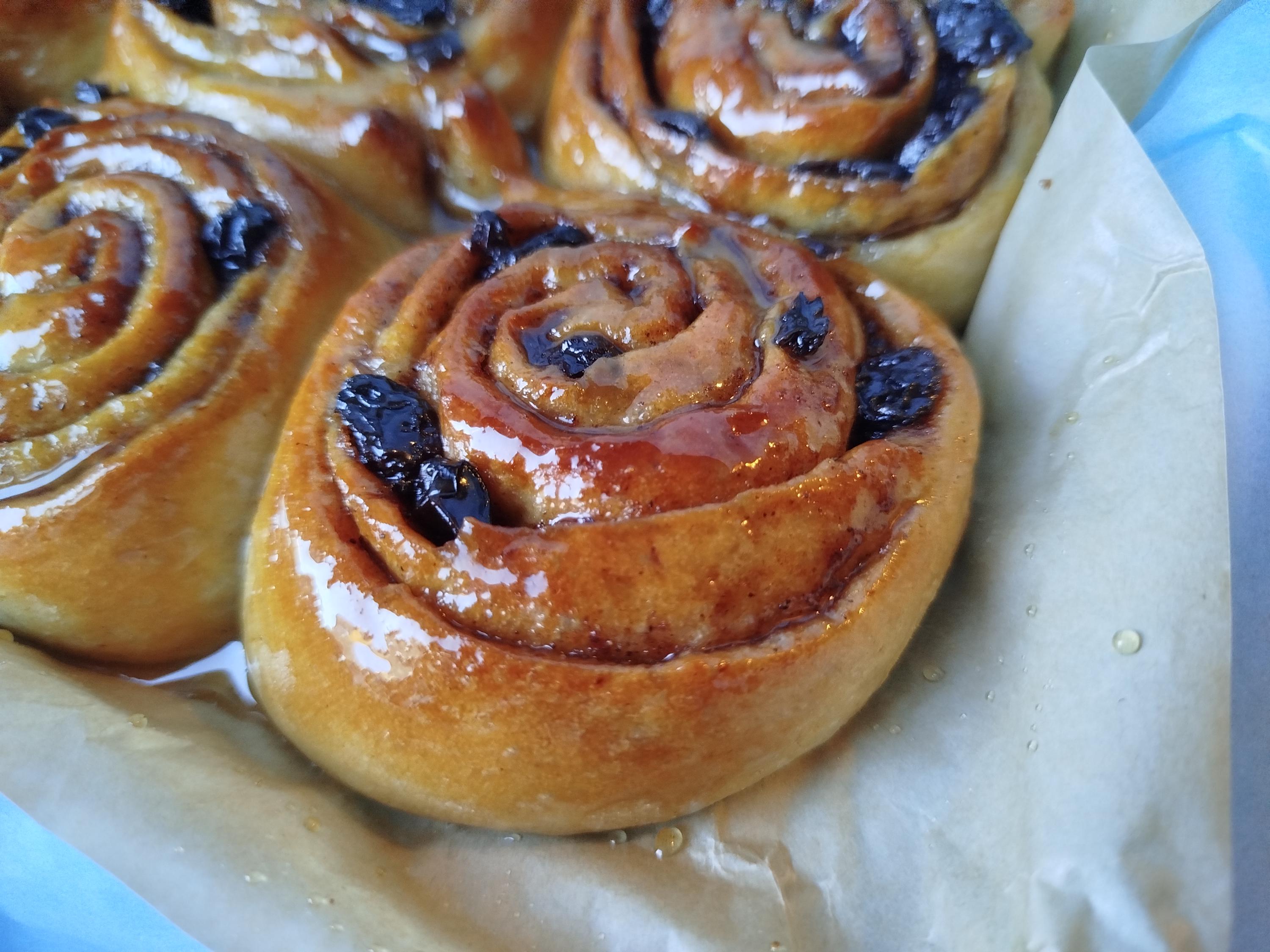 Sticky Chelsea Buns Rolls Tray Tea Cakes Birthday Party Wrapped Postal ...