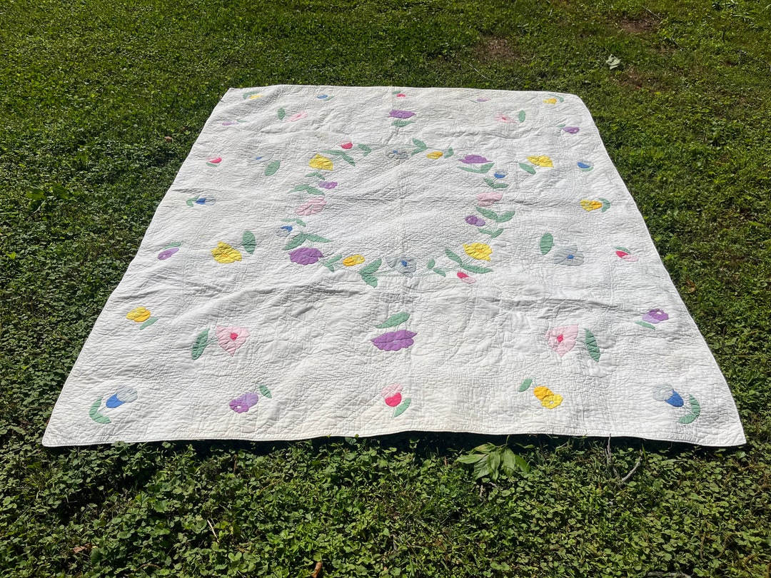 1930s Floral Applique Quilt | Pastel and White | Queen Sized Vintage ...