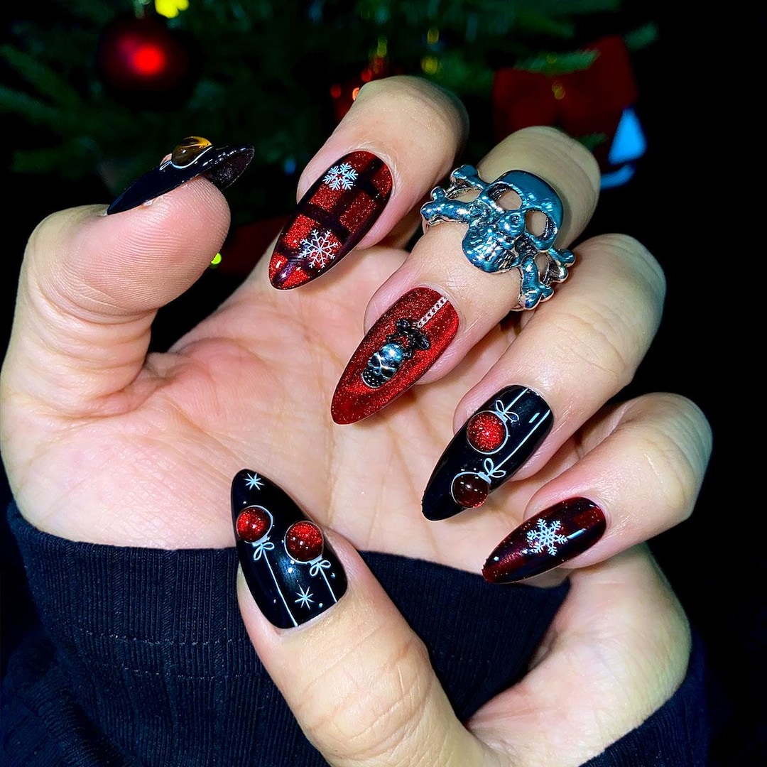 Bloody Skulls Christmas Press-on Nails – Red & Black Cat Eye Winter ...