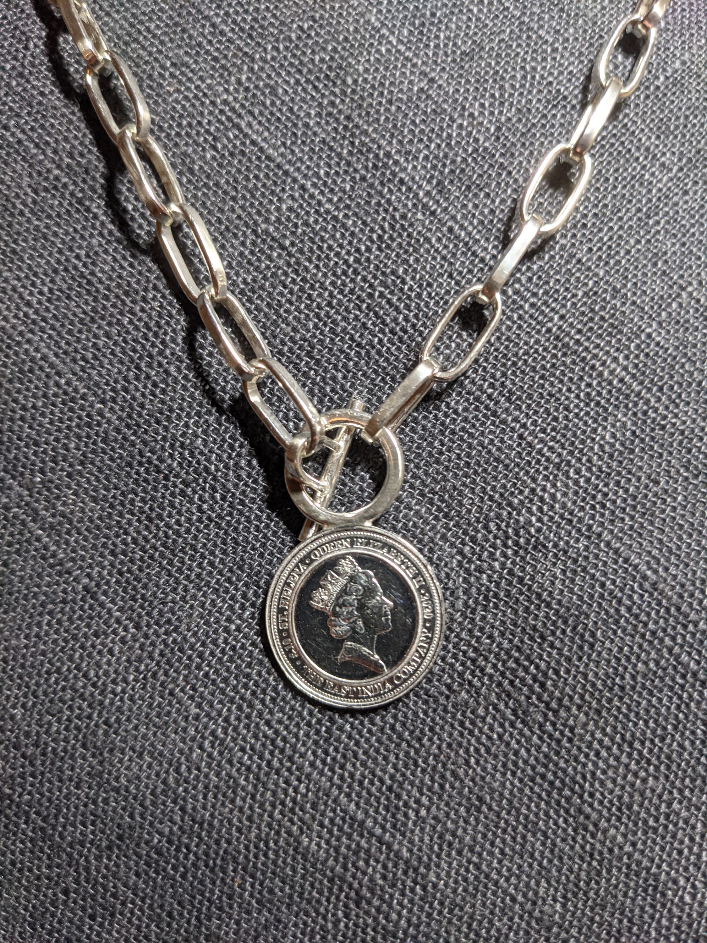 Moderne flache ovale Silberkette mit Silber Münze Anhänger | Etsy