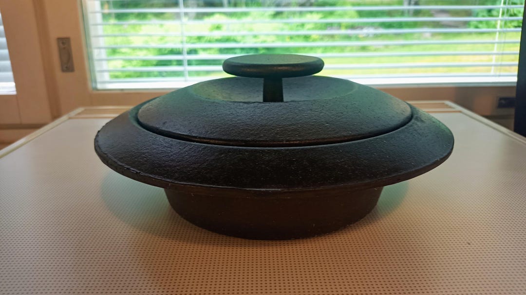 Wärtsilä Lentävä Lautanen Cast Iron Low Casserole / Cooking Pot / Dutch ...