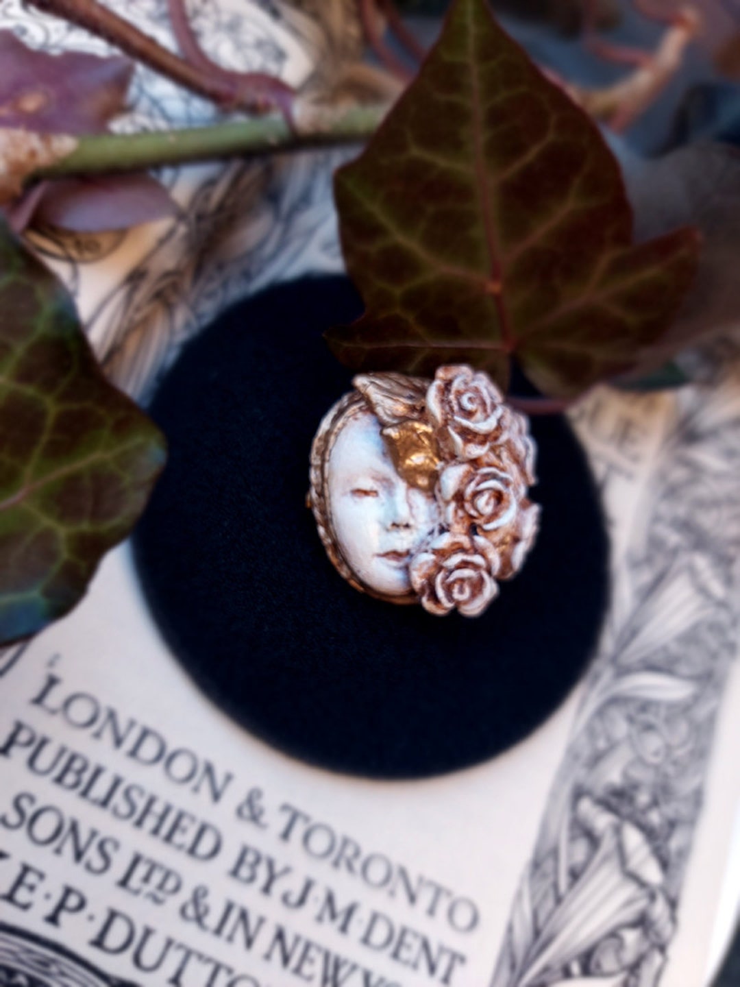 La beauté en roses Broche Épinglette Dark Academia Art, bijoux faits ...