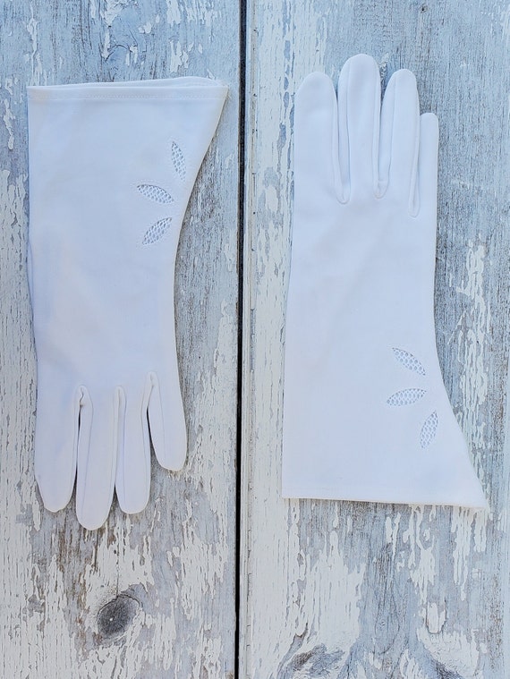 1950s Spring Fling Gloves with Pretty Mesh Leaves. S… - Gem