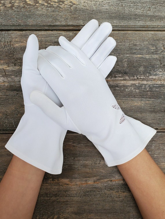 1950s Spring Fling Gloves with Pretty Mesh Leaves. S… - Gem