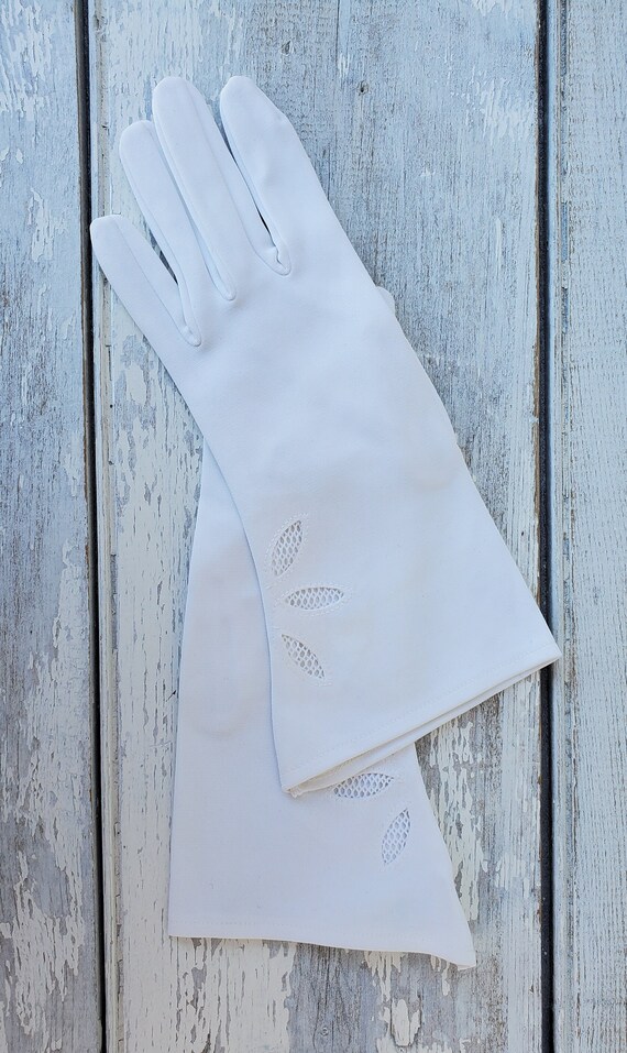 1950s Spring Fling Gloves with Pretty Mesh Leaves. S… - Gem