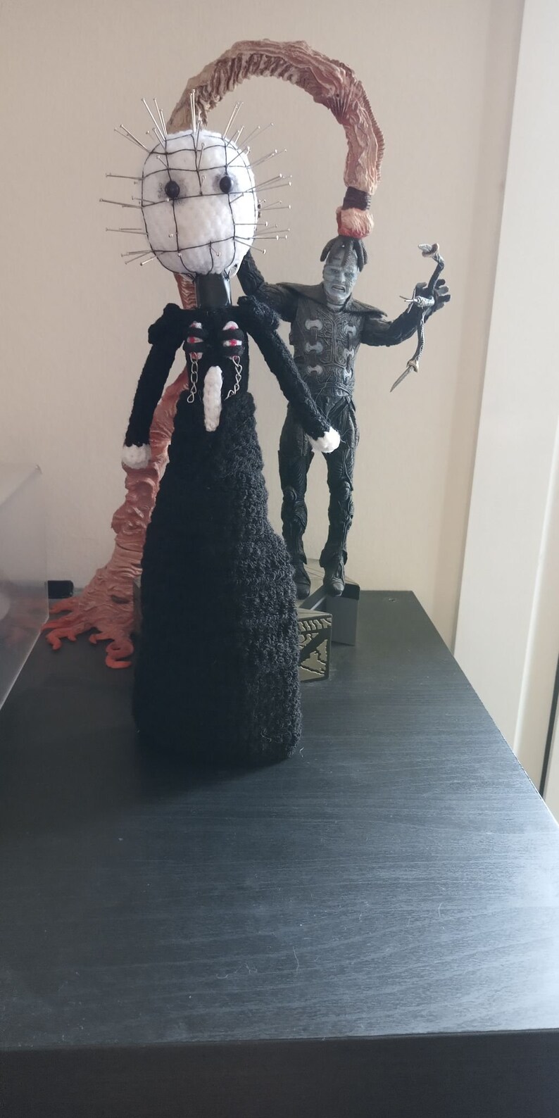 Figura de muñeco amigurumi de crochet inspirada en Pinhead Hellraiser ...