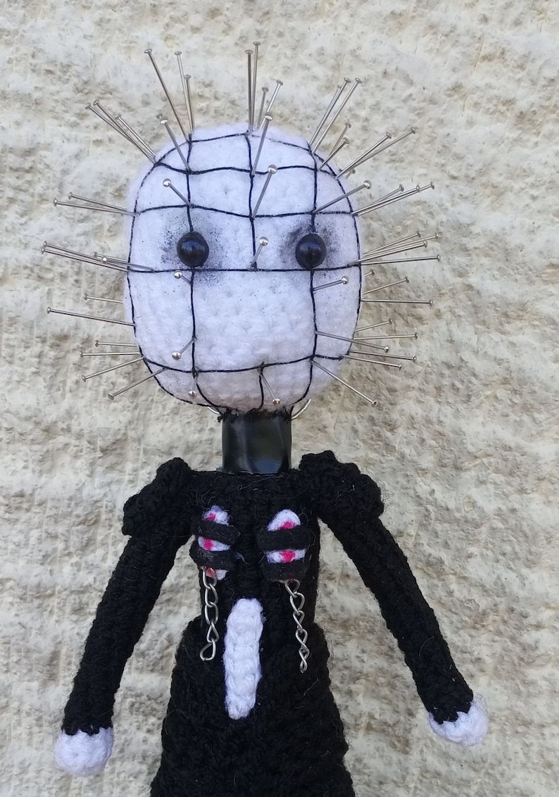 Figura de muñeco amigurumi de crochet inspirada en Pinhead Hellraiser ...