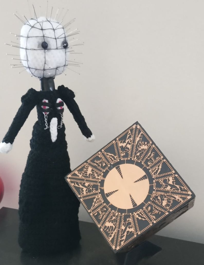 Figura de muñeco amigurumi de crochet inspirada en Pinhead Hellraiser ...