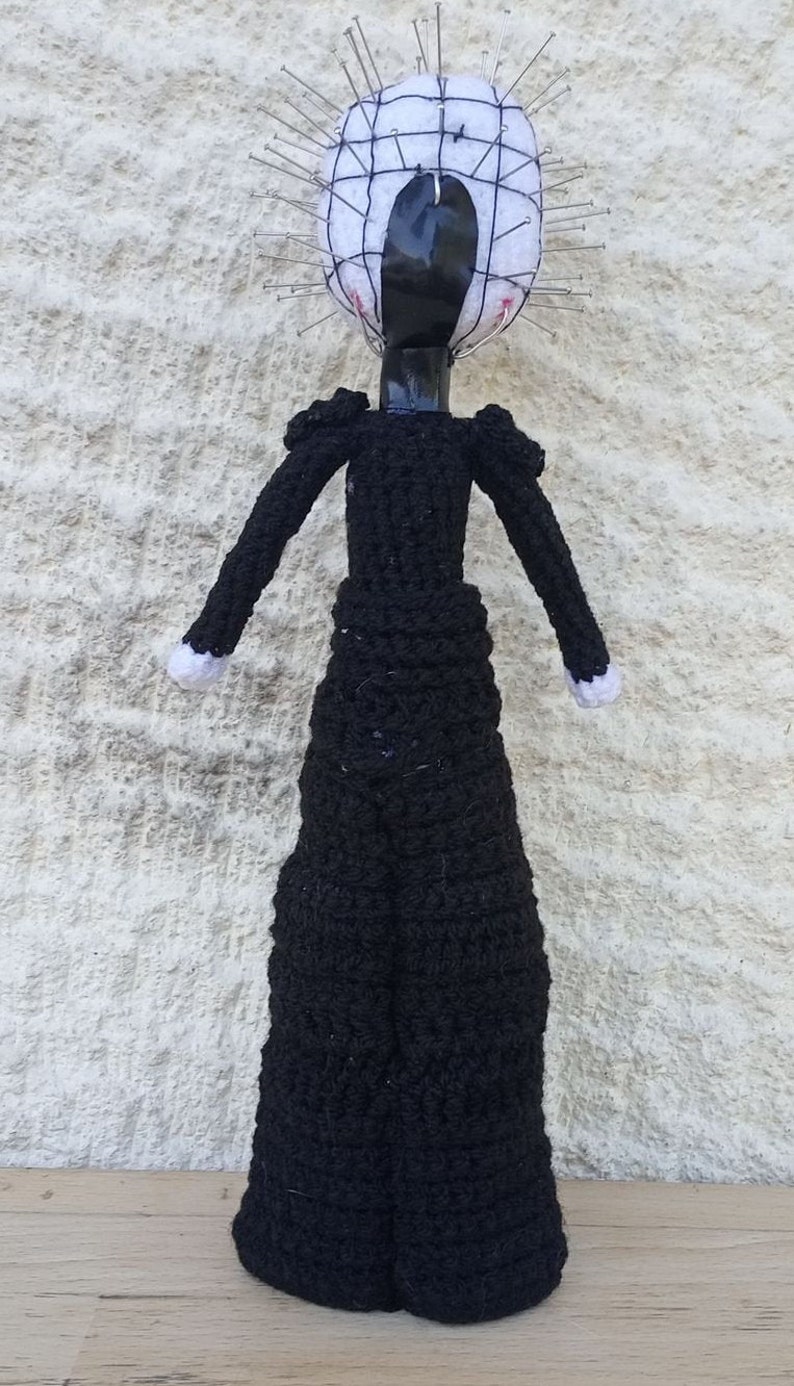 Figura de muñeco amigurumi de crochet inspirada en Pinhead Hellraiser ...
