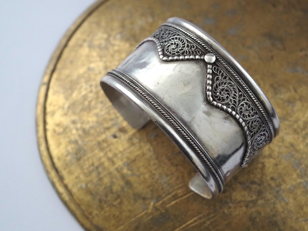 ICONIC NEPALI SWIRLS *** Elegant Vintage Cuff Bracelet From Nepal ...