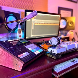 Native Instruments Maschine Stand // Desktop Rack for Maschine Plus or ...