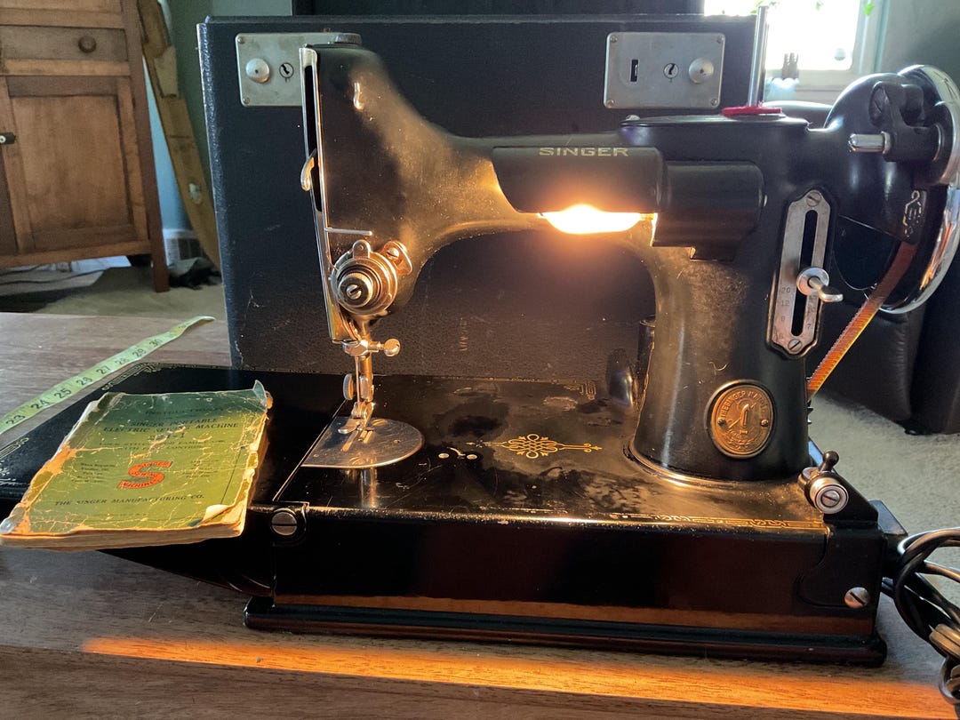 Vintage 1930’s Portable Singer Featherlight Electric Sewing Machine 221 ...